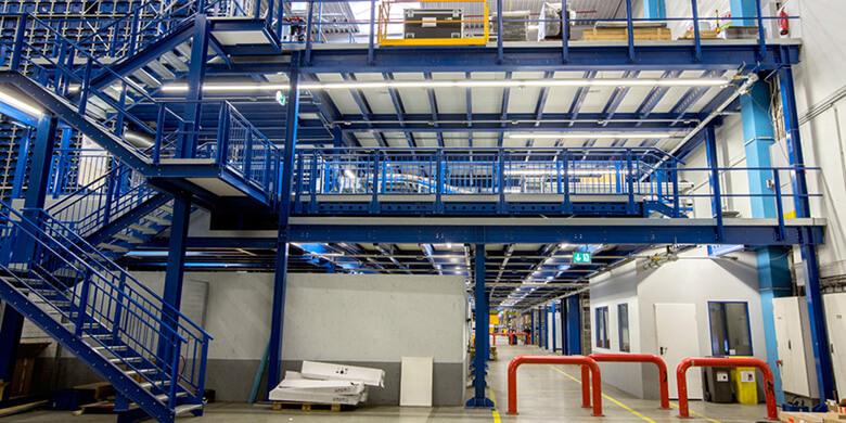 Storage platforms with Integrated Conveyor Technology